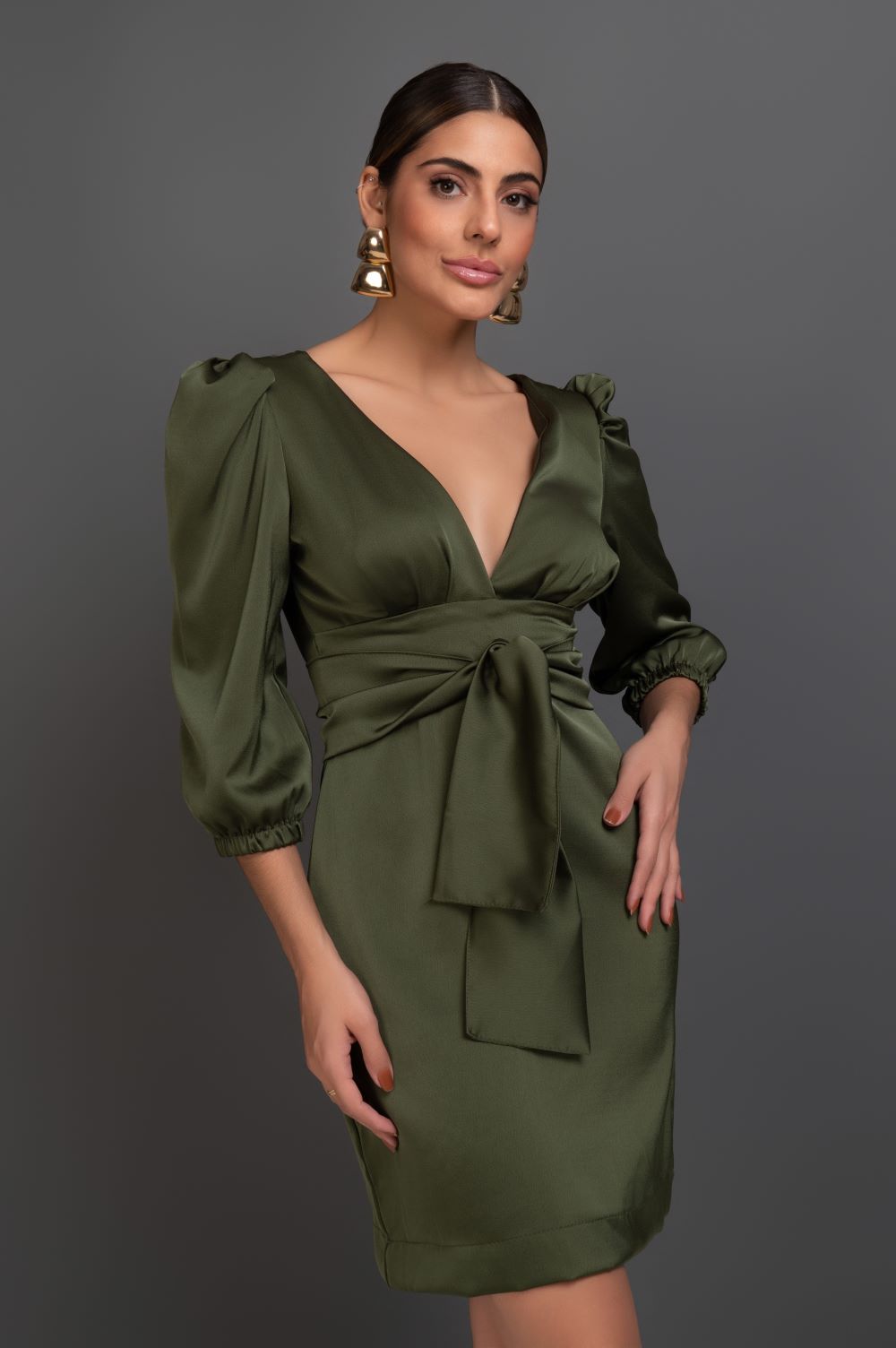 Vestido Verde Acetinado Com Decote De Alfaiataria Frysaide